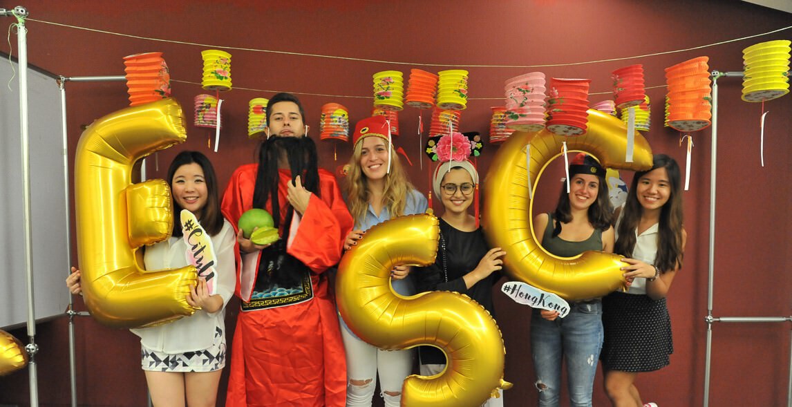 Global exchange students celebrate Mid-Autumn Festival | College of Business